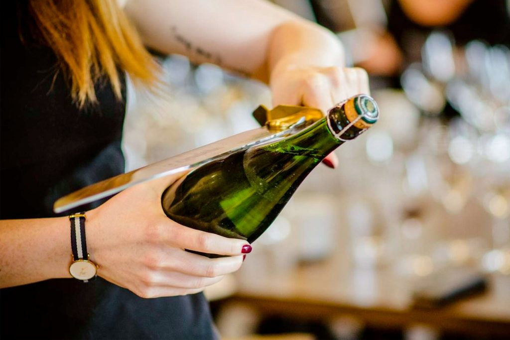 ≡ Sabrer le Champagne : Comment Faire ? L'origine de la Pratique