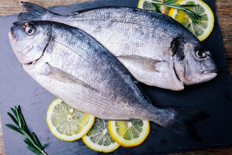 ≡ Faut-il Jeter la Peau du Poisson ? Bienfaits et Conseils